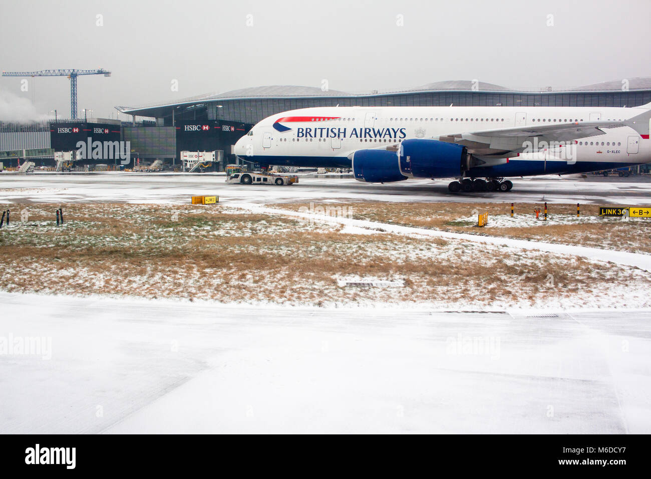 Snow disruption at London Heathrow Airport Stock Photo - Alamy