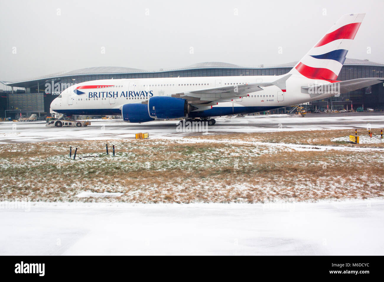 Airport heathrow snow hi-res stock photography and images - Alamy