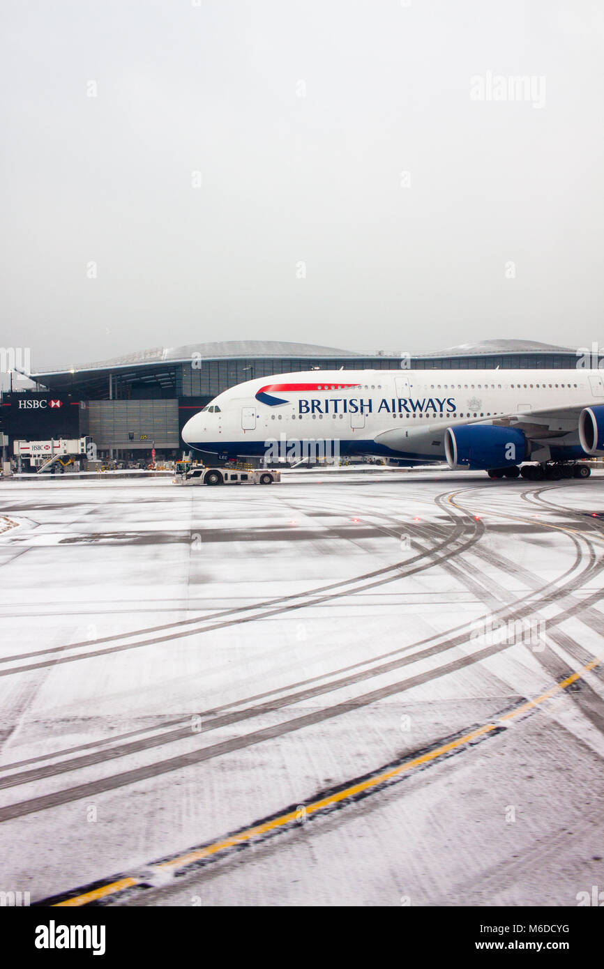 Snow disruption at London Heathrow Airport Stock Photo - Alamy