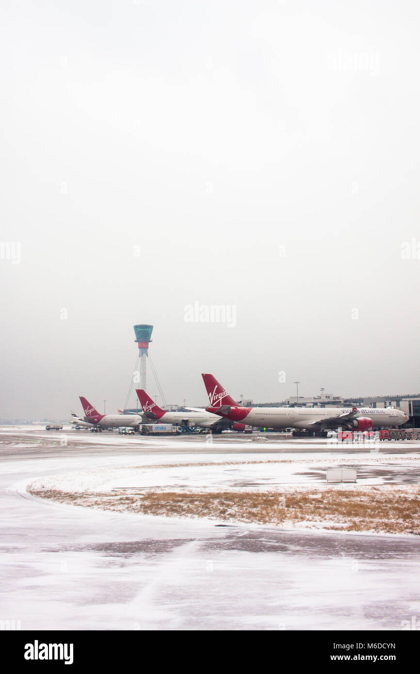 Airport heathrow snow hi-res stock photography and images - Alamy