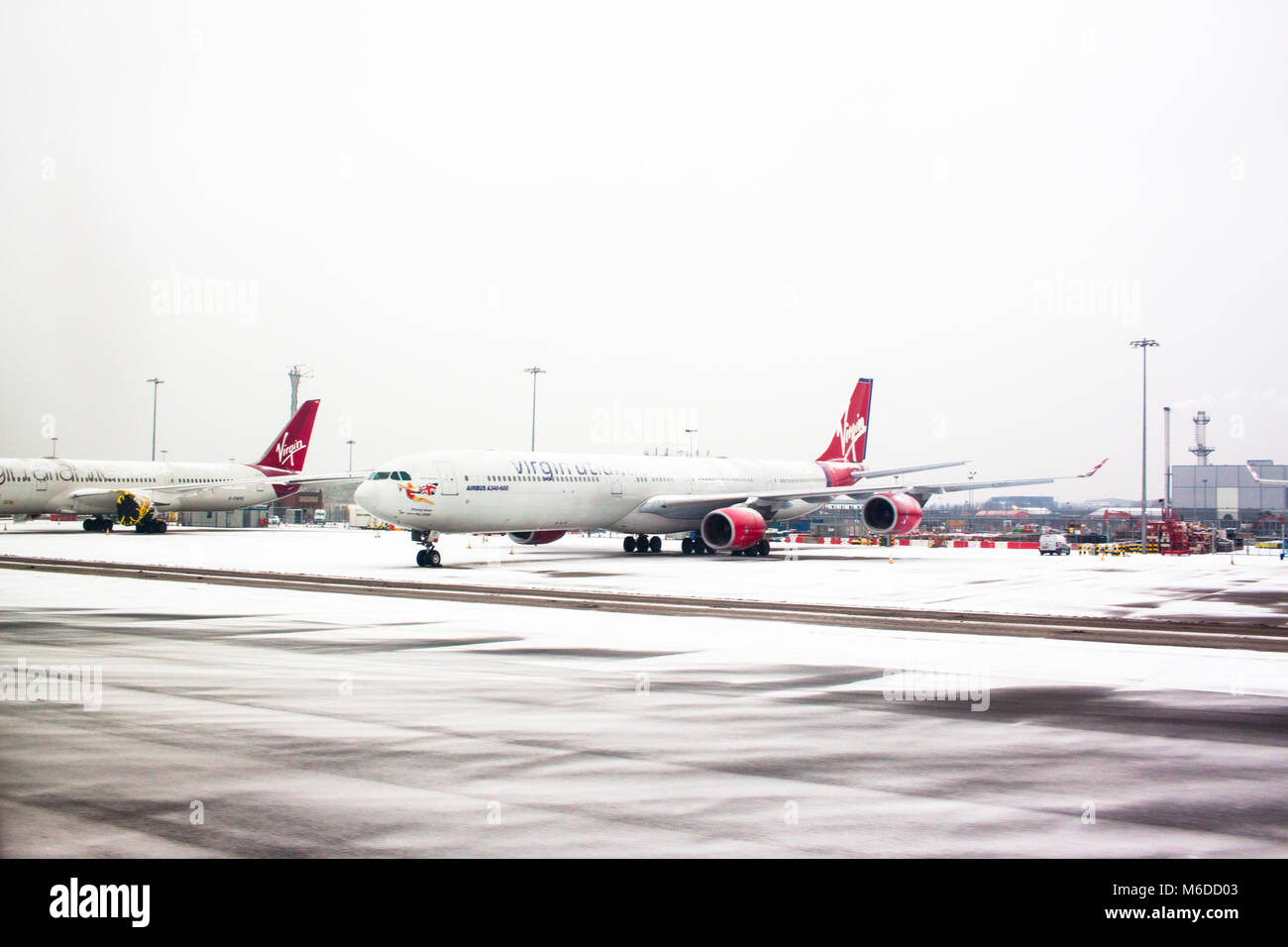 Snow disruption at London Heathrow Airport Stock Photo - Alamy