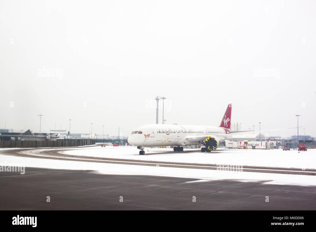 Airport heathrow snow hi-res stock photography and images - Alamy