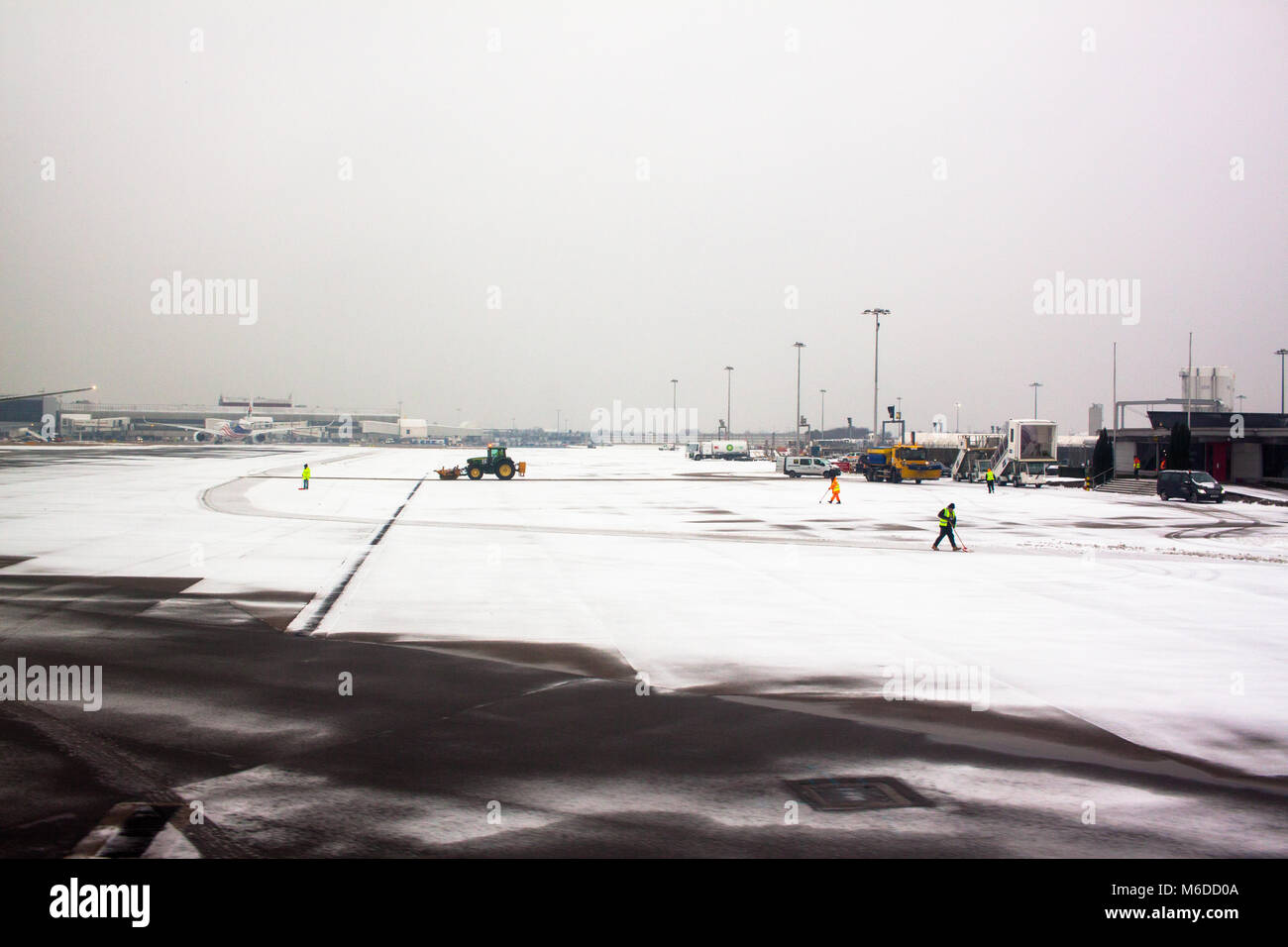 Snow disruption at London Heathrow Airport Stock Photo - Alamy