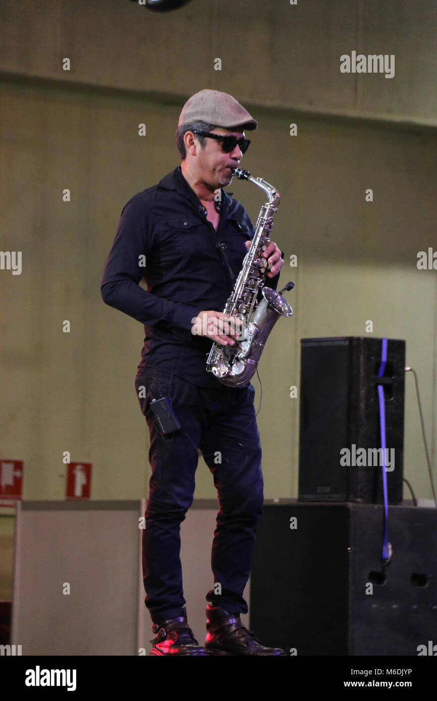 Guy playing the saxophone Stock Photo - Alamy