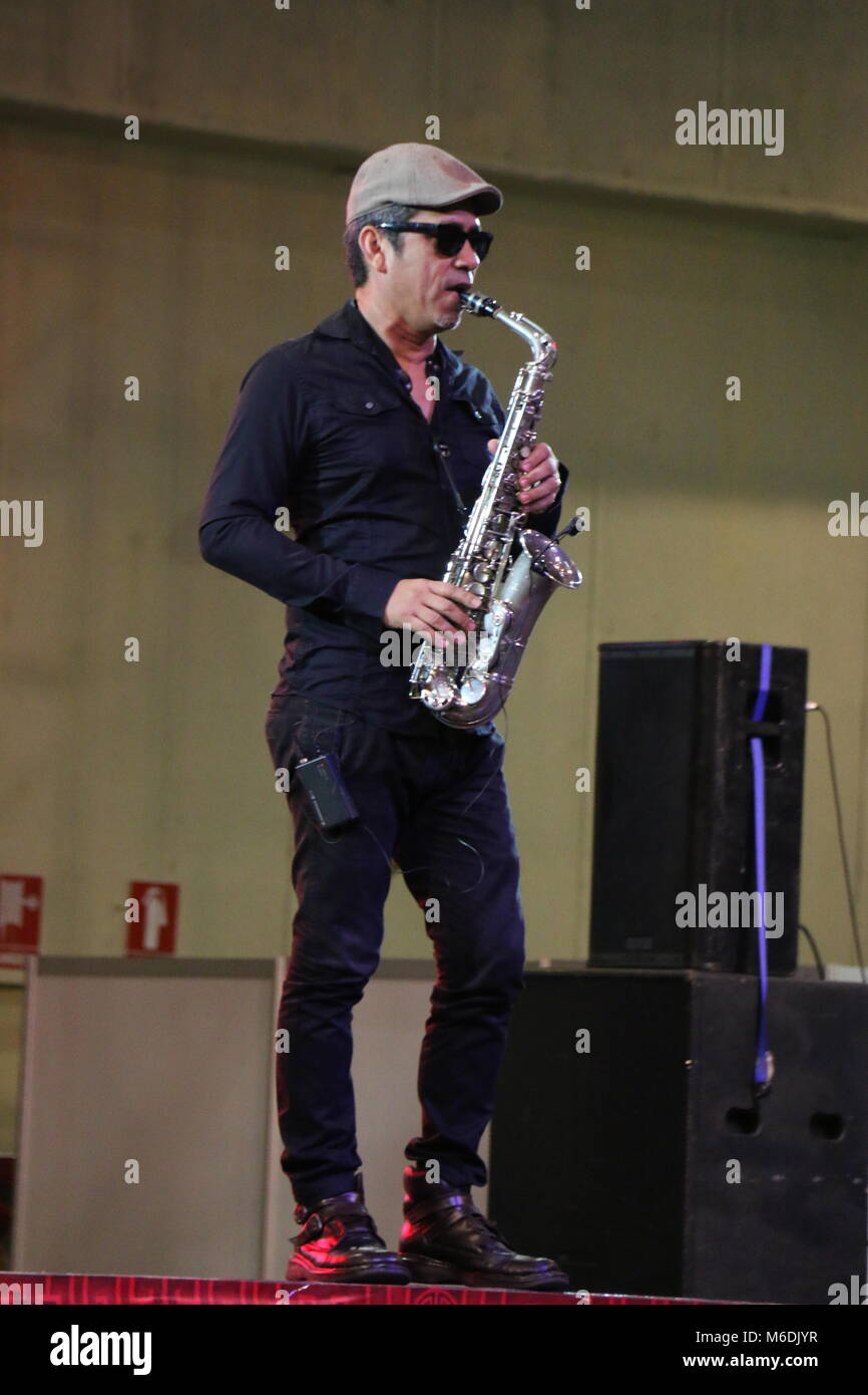 Guy playing the saxophone Stock Photo - Alamy