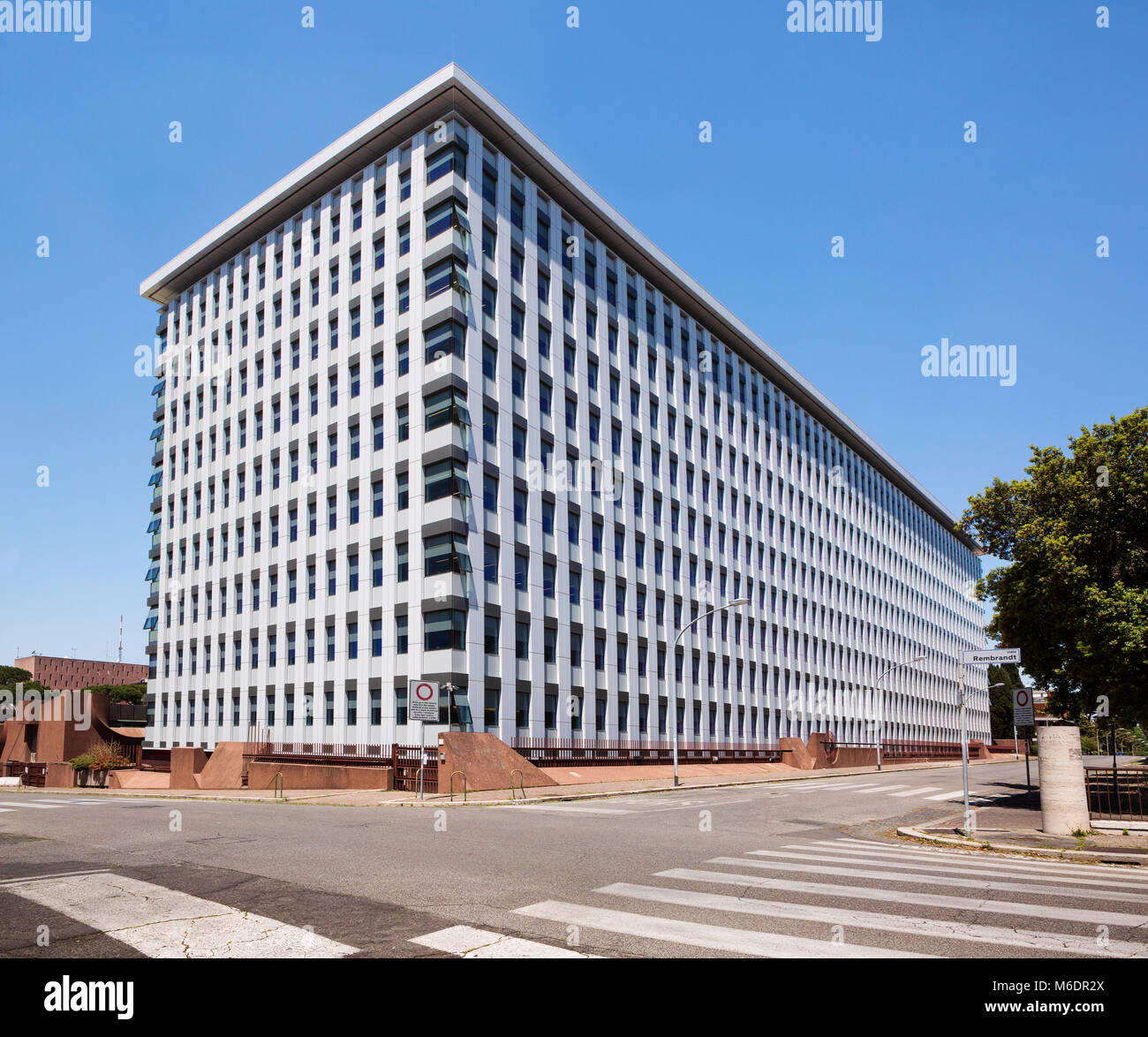 Modern office building in EUR district of Rome Stock Photo - Alamy