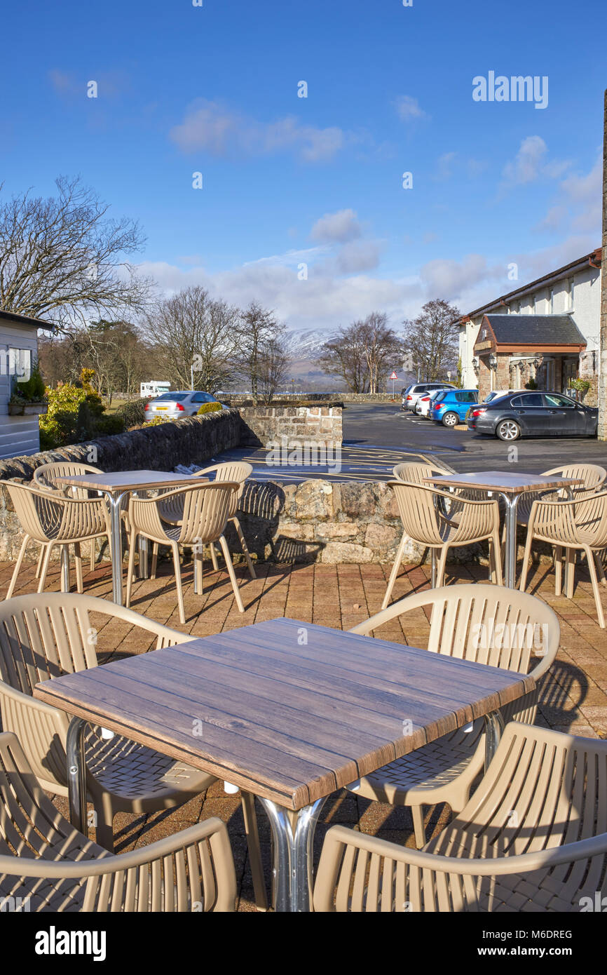 Outside tables hi-res stock photography and images - Alamy