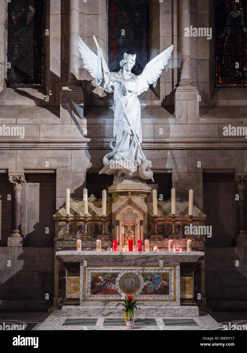 Dragon sculpture paris hi-res stock photography and images - Alamy