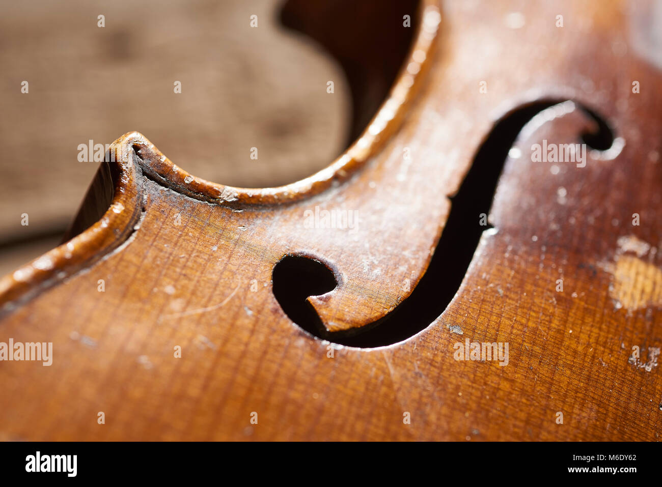 Old antique violin hi-res stock photography and images - Alamy