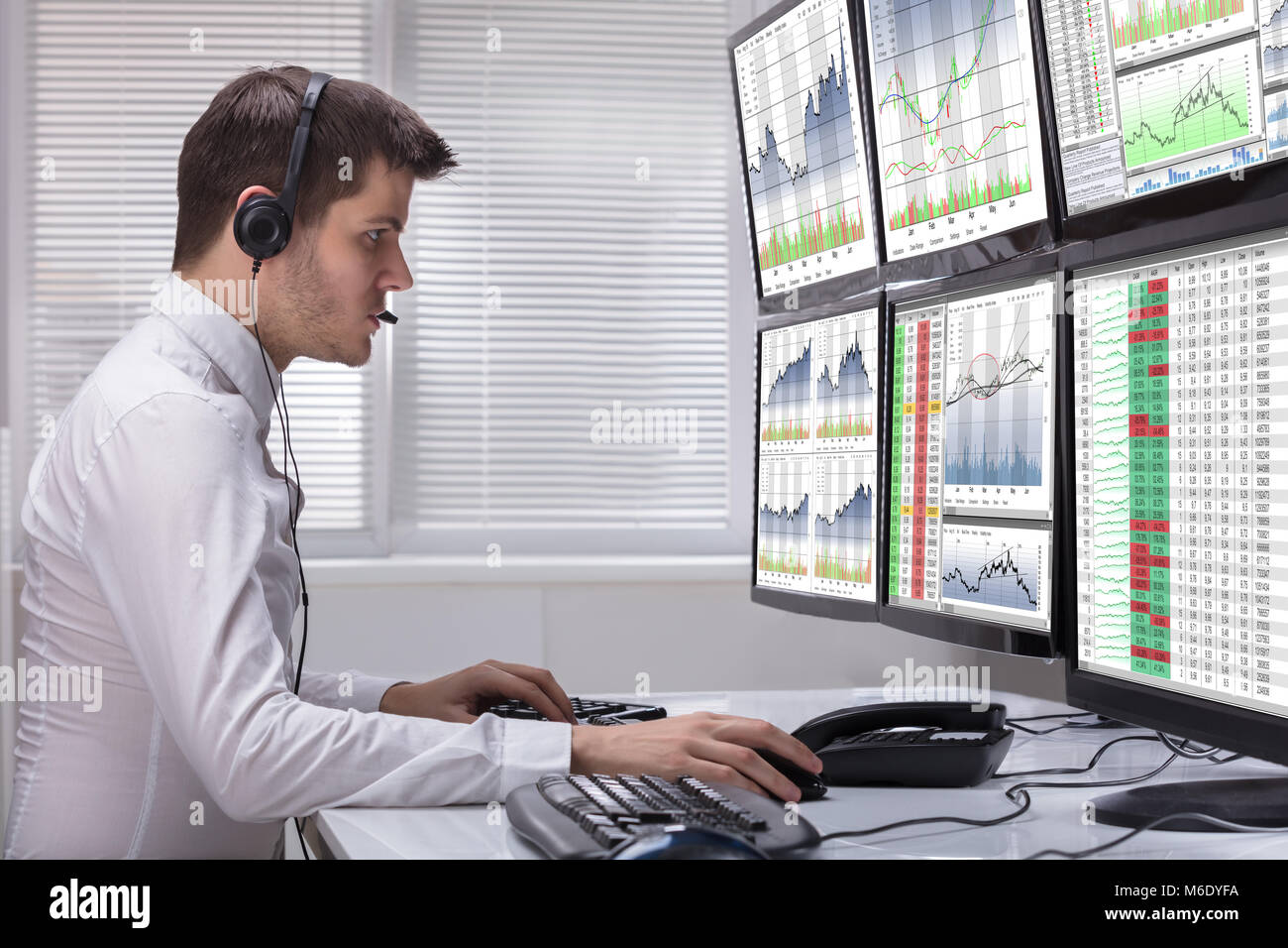 Stock market screen computer hi-res stock photography and images - Alamy