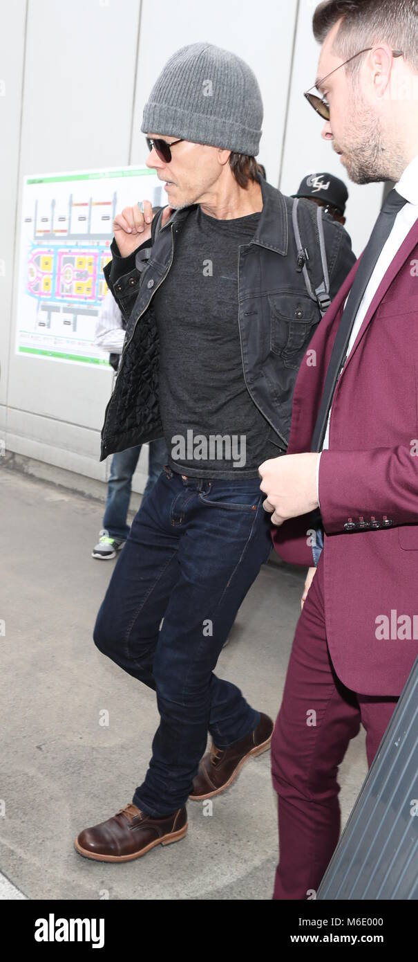 Kevin Bacon signs autographs at Los Angeles International Airport ...