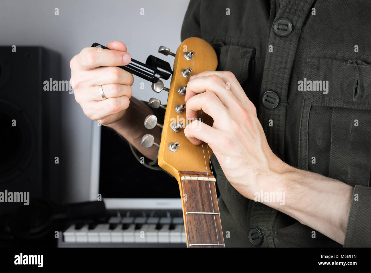 Changing electric guitar strings Stock Photo - Alamy
