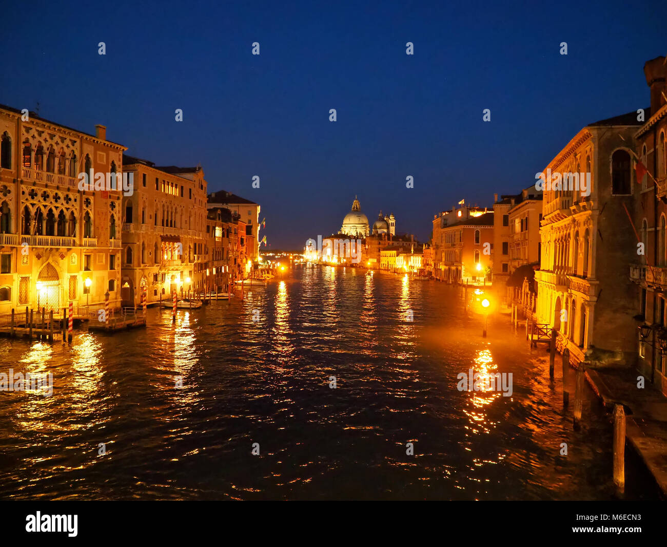 Night by the canal hi-res stock photography and images - Alamy