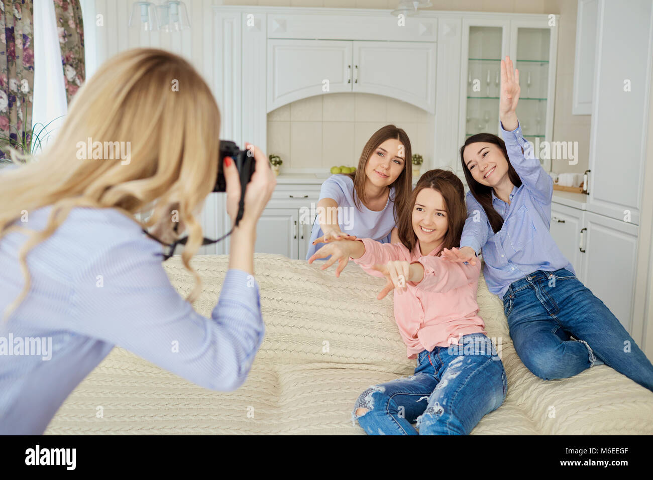 Friends camera photograph girls hi-res stock photography and images - Alamy