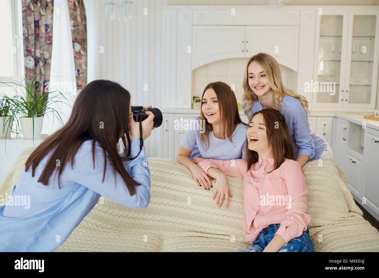 Friends camera photograph girls hi-res stock photography and images - Alamy