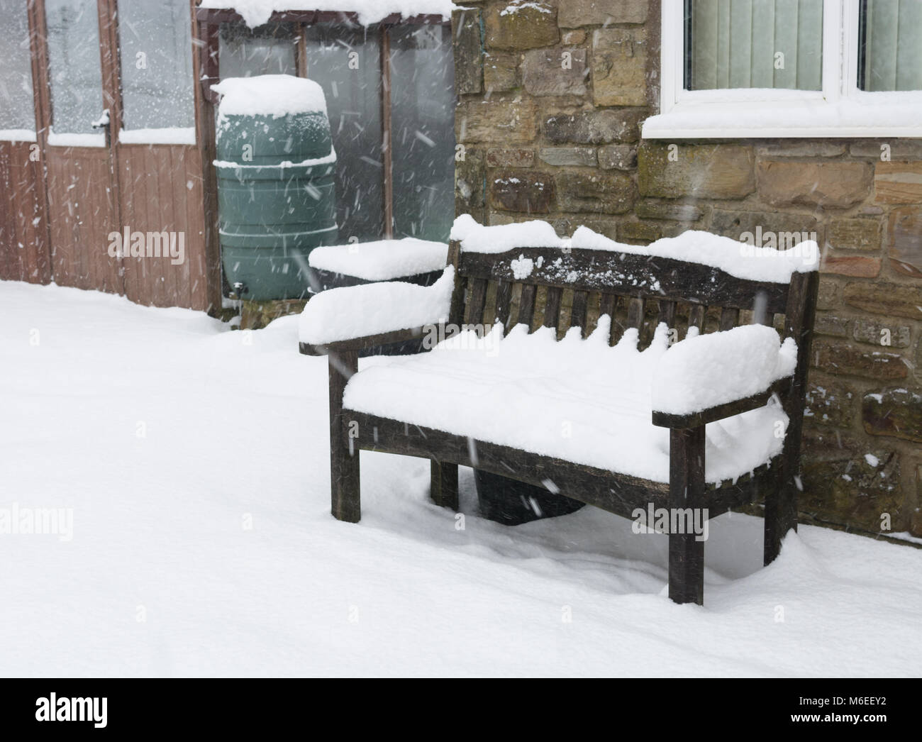 Garden bench in the snow Stock Photo - Alamy