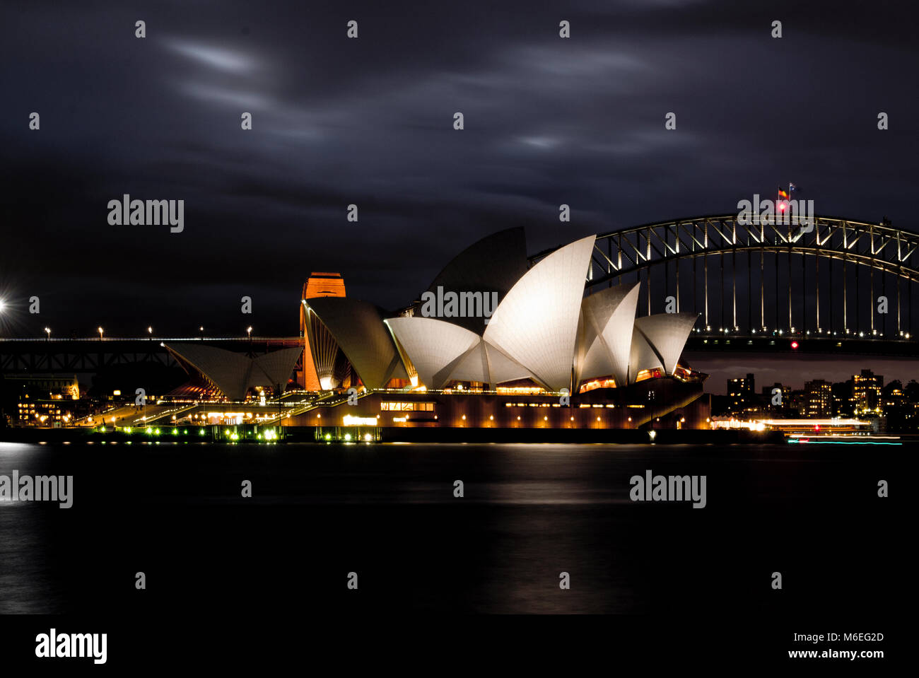 The sydney opera house with the harbour bridge hi-res stock photography ...
