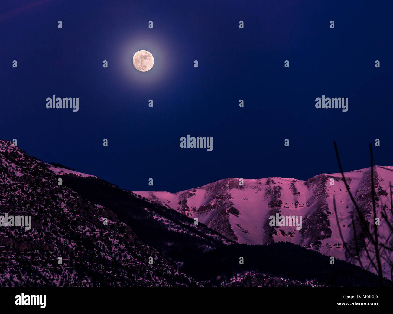 Full moon on the horizon hi-res stock photography and images - Alamy