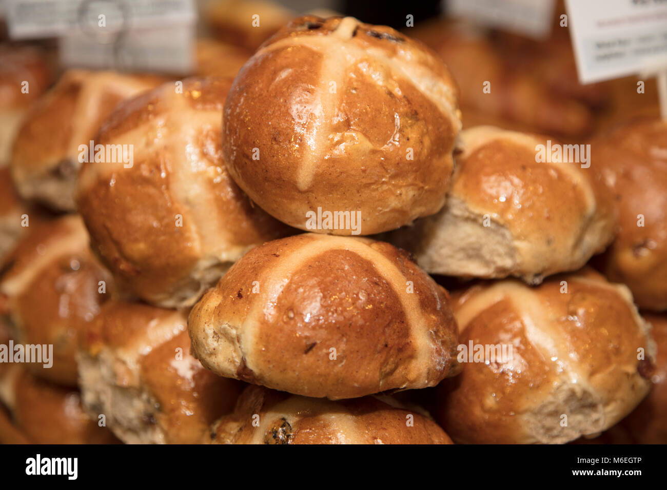 Hot Cross Buns in a Bakers Shop Stock Photo - Alamy