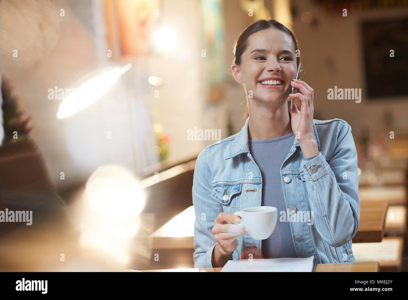 Woman on phone lunch break hi-res stock photography and images - Alamy