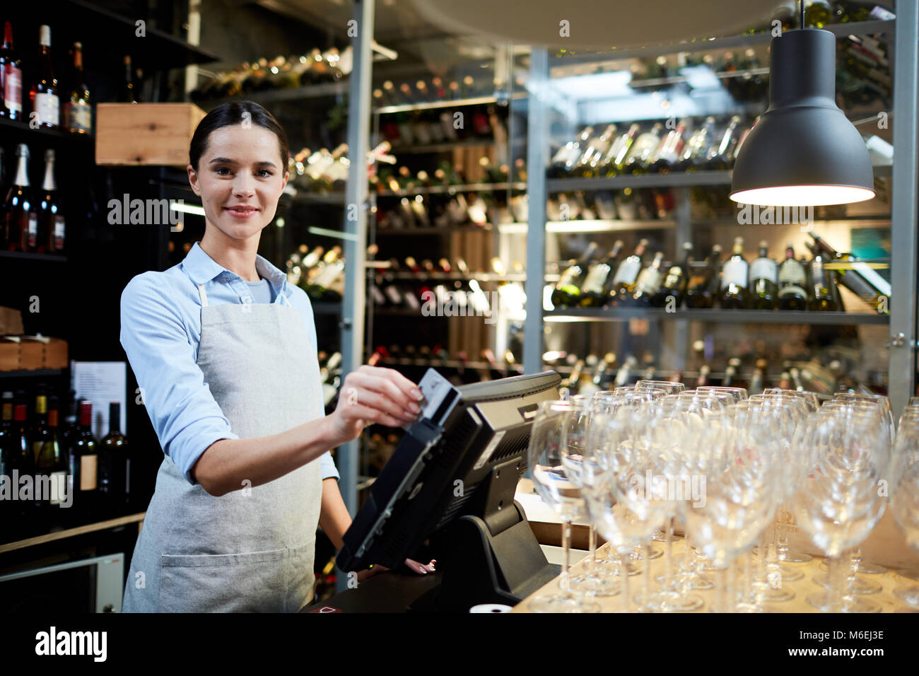 Waitress young woman cafe hi-res stock photography and images - Alamy