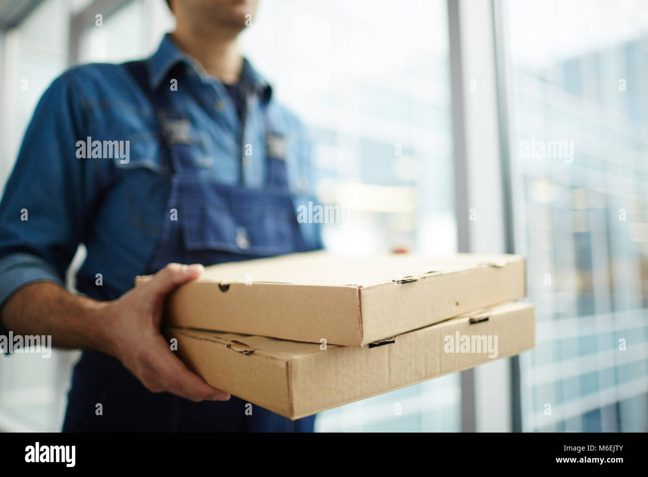 Person delivering pizza hi-res stock photography and images - Alamy