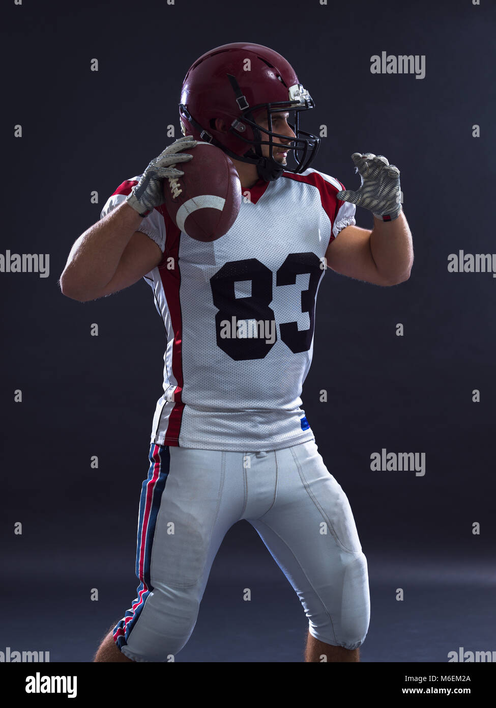 American football players passing ball hi-res stock photography and ...