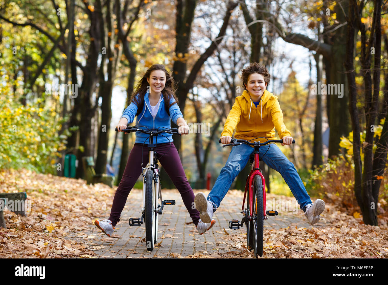 Kids riding bikes hi-res stock photography and images - Alamy