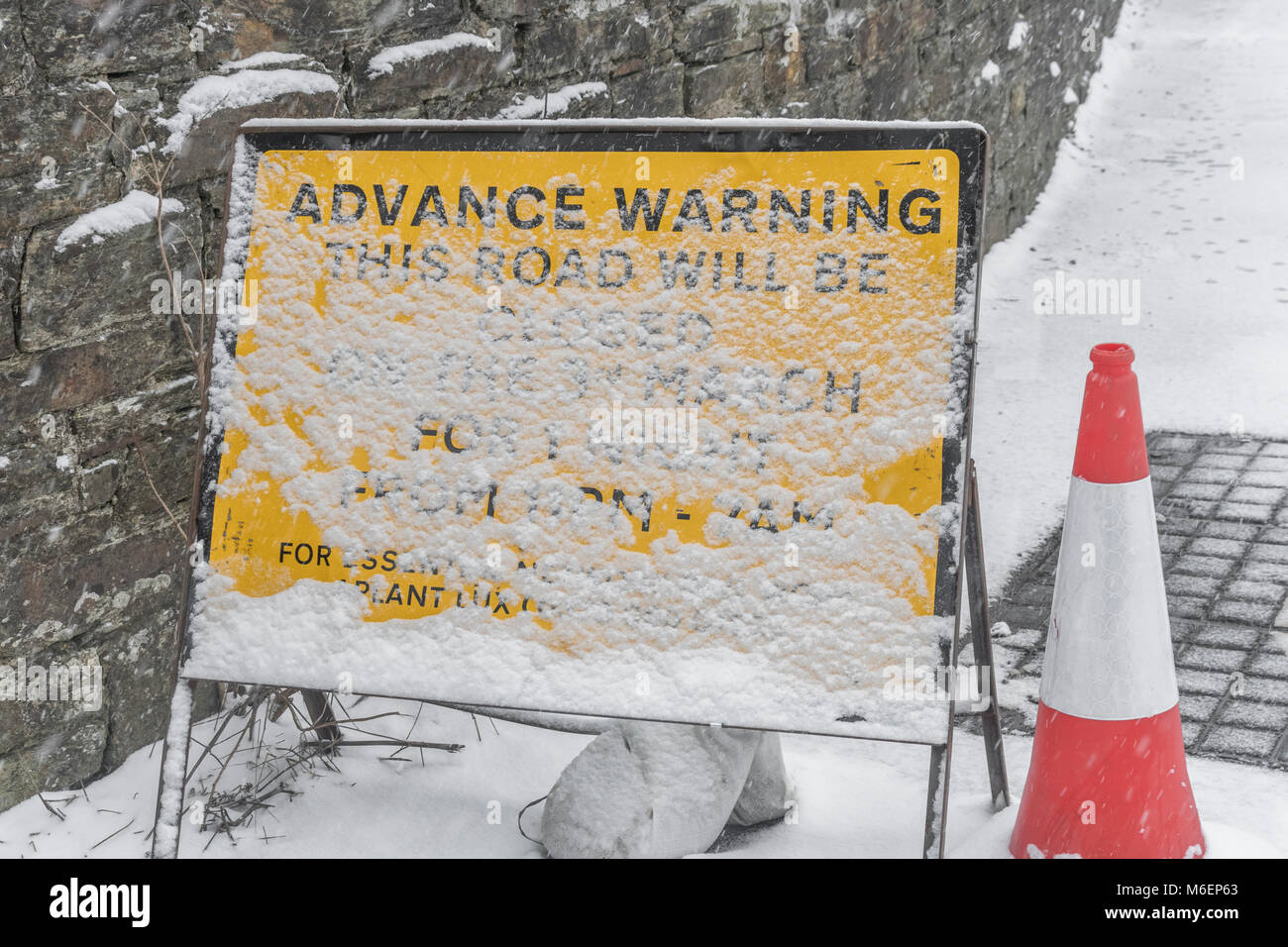 Advance warning sign hi-res stock photography and images - Alamy