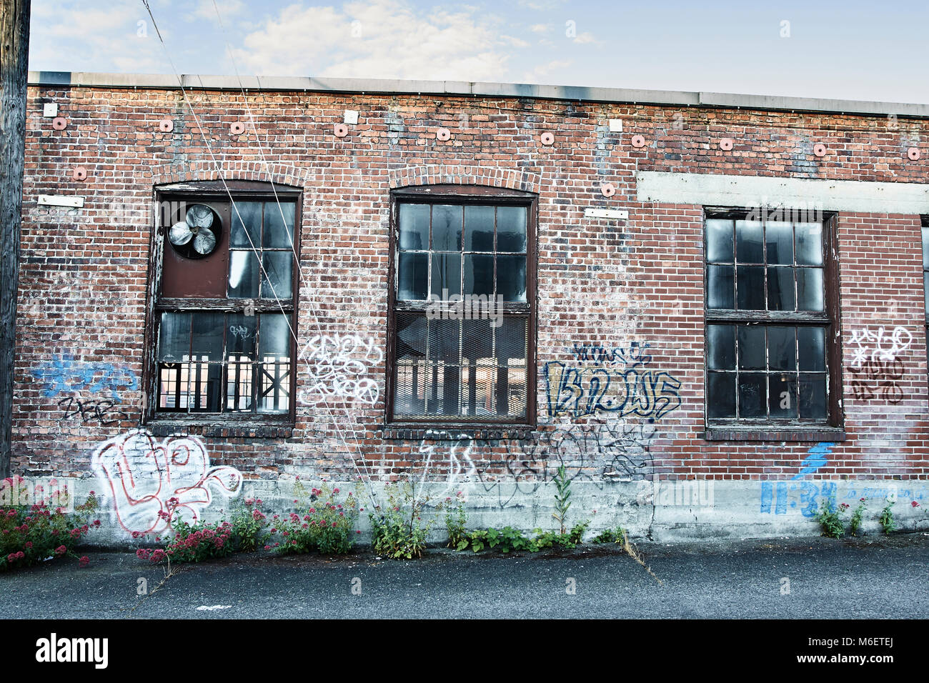 Run down industrial building hi-res stock photography and images - Alamy
