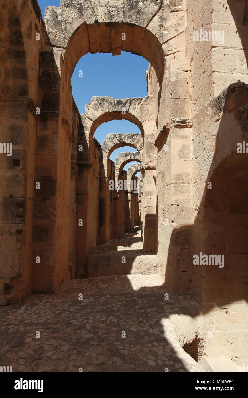 Wall Coliseum disappearing perspective Stock Photo - Alamy