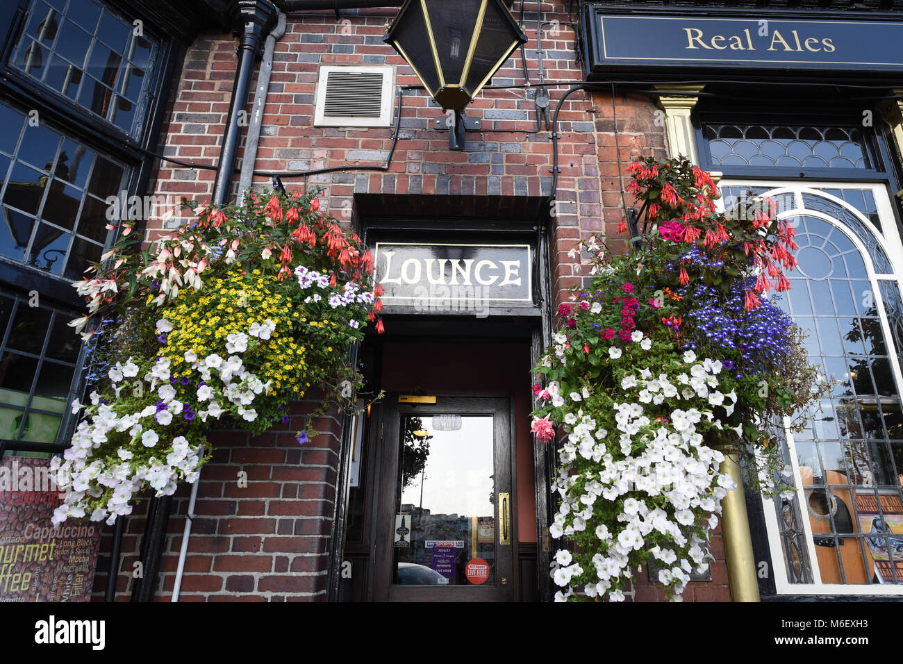 Hanging gate pub hi-res stock photography and images - Alamy