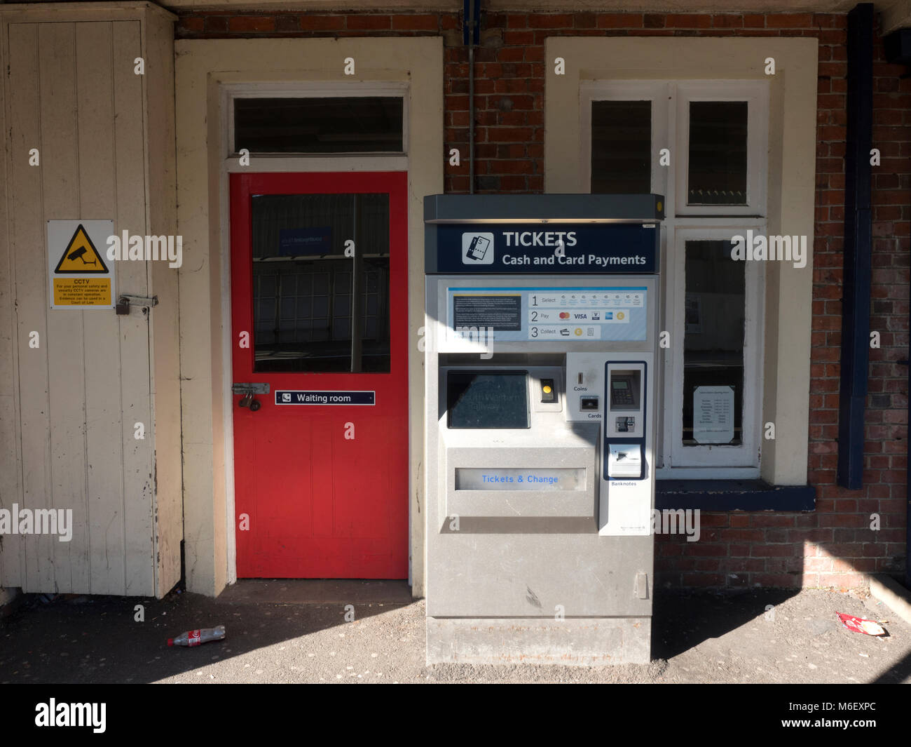 Platform ticket machine hi-res stock photography and images - Alamy