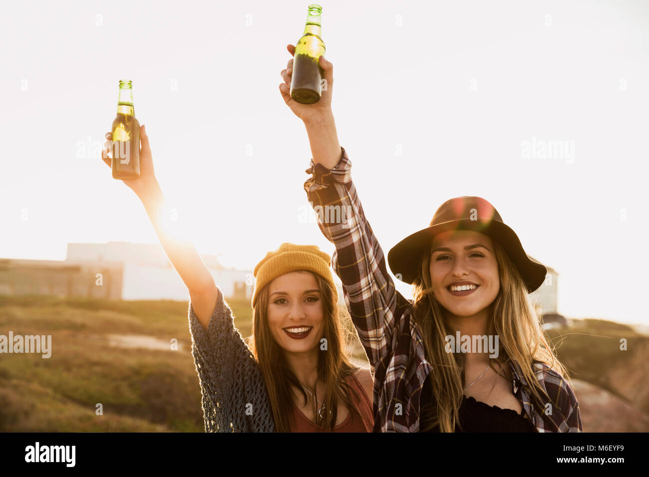 Girls cheers hi-res stock photography and images - Alamy