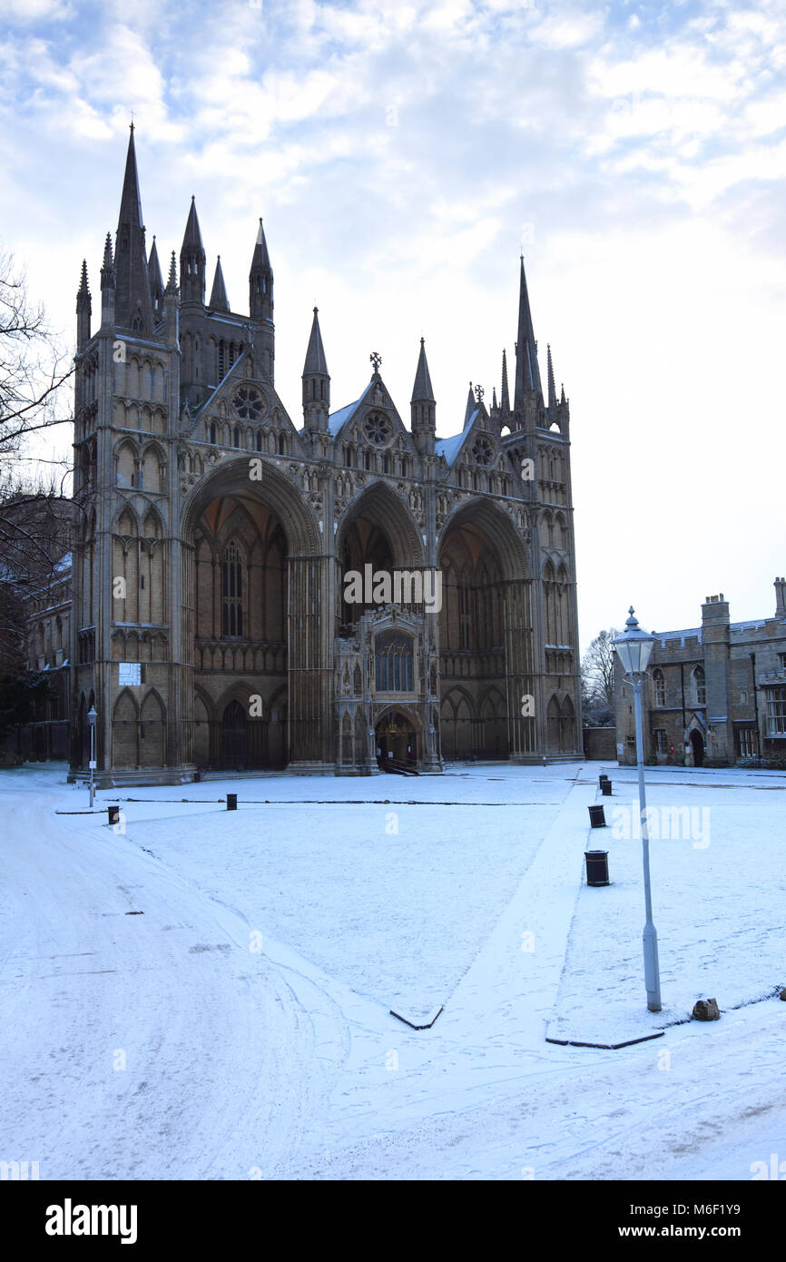 Cathedrals in snow winter snow over peterborough cathedral hi-res stock ...