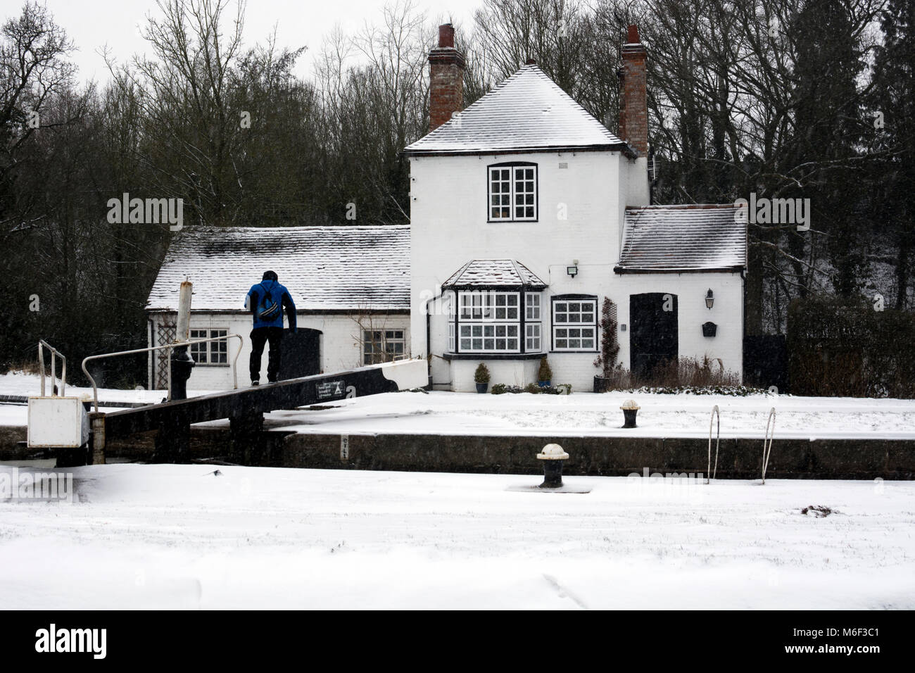 Hatton Bottom Lock cottage in winter, Grand Union Canal, Warwick ...