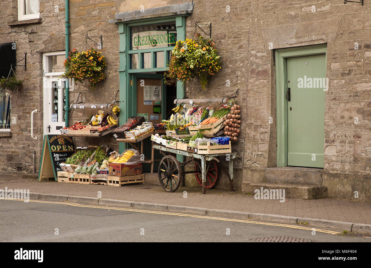 Small vegetable shop hi-res stock photography and images - Alamy