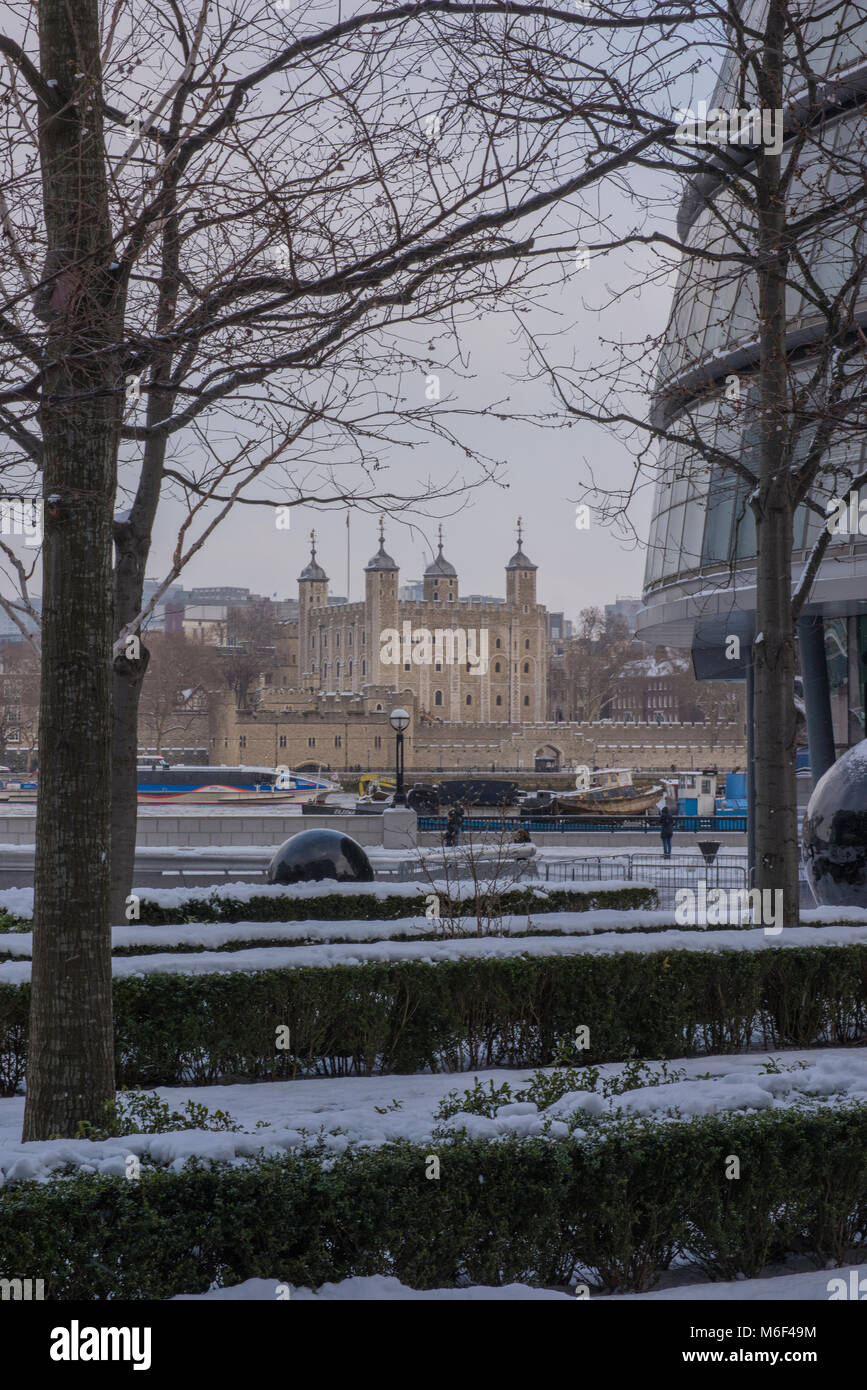 Tower london covered in snow hi-res stock photography and images - Alamy