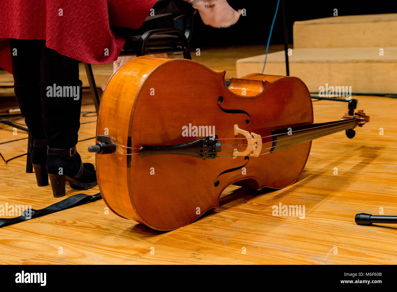 Cello player on stage hi-res stock photography and images - Alamy