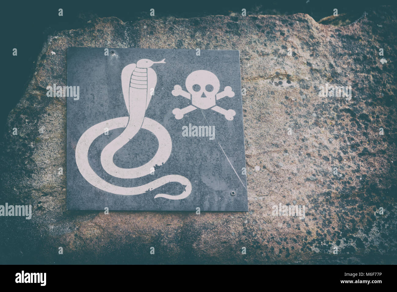 Snake bite warning sign hi-res stock photography and images - Alamy
