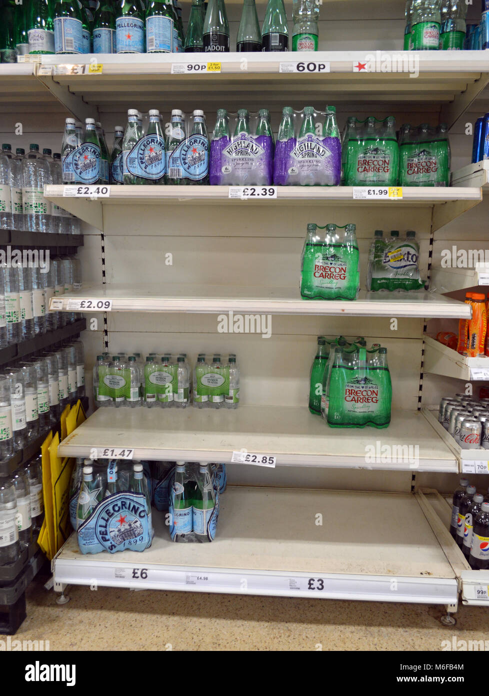 Empty supermarket shelves basics hi-res stock photography and images ...
