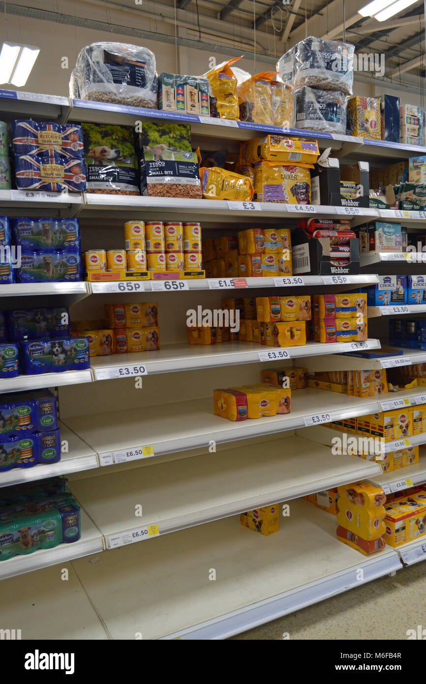 Empty supermarket shelves basics hi-res stock photography and images ...