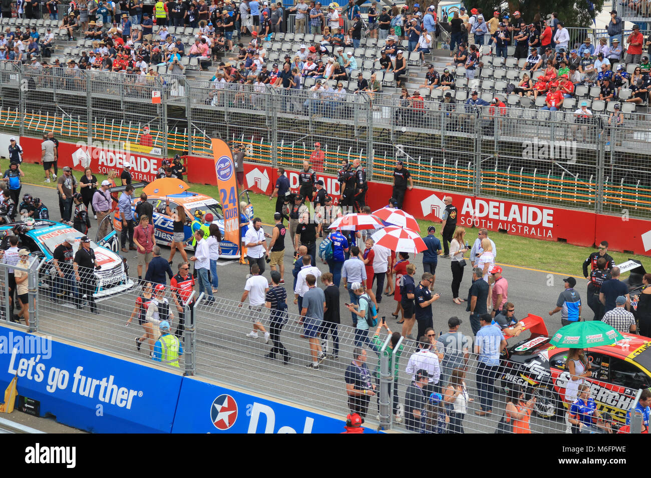 Adelaide Australia. 4th March 2018. Crowds gather on the race circuit ...