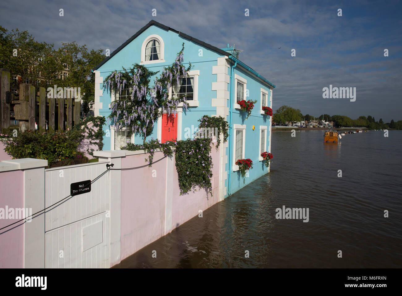 Floating house moored at Putney Pier, London Stock Photo - Alamy