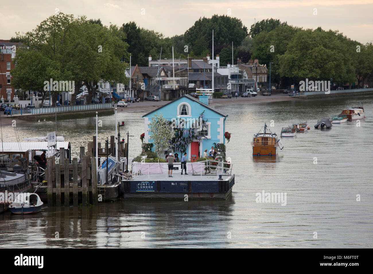 Floating house moored at Putney Pier, London Stock Photo - Alamy