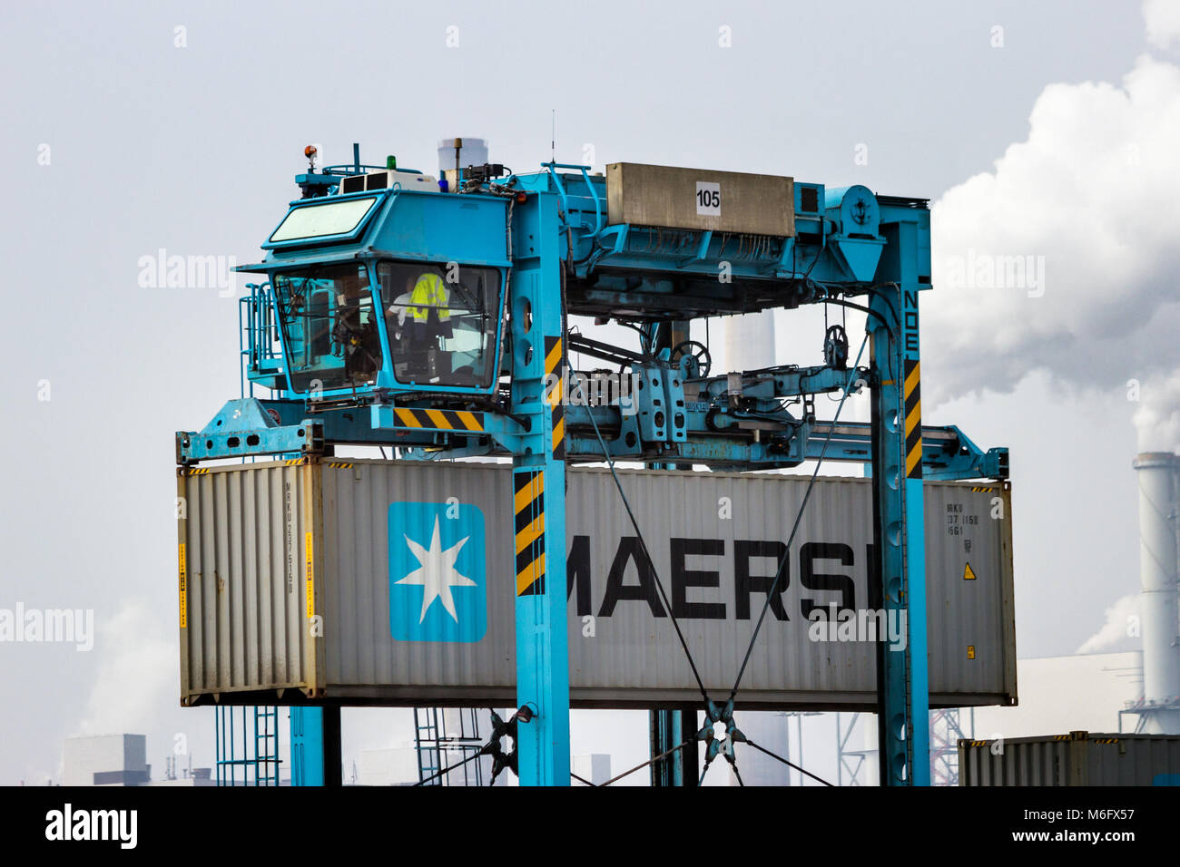 Straddle carrier moving container hi-res stock photography and images ...