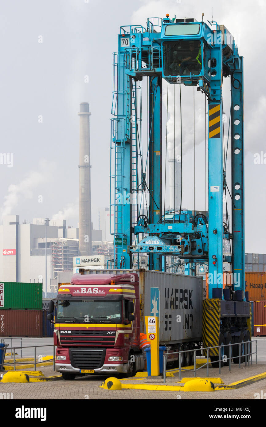 Maersk lorry High Resolution Stock Photography and Images - Alamy