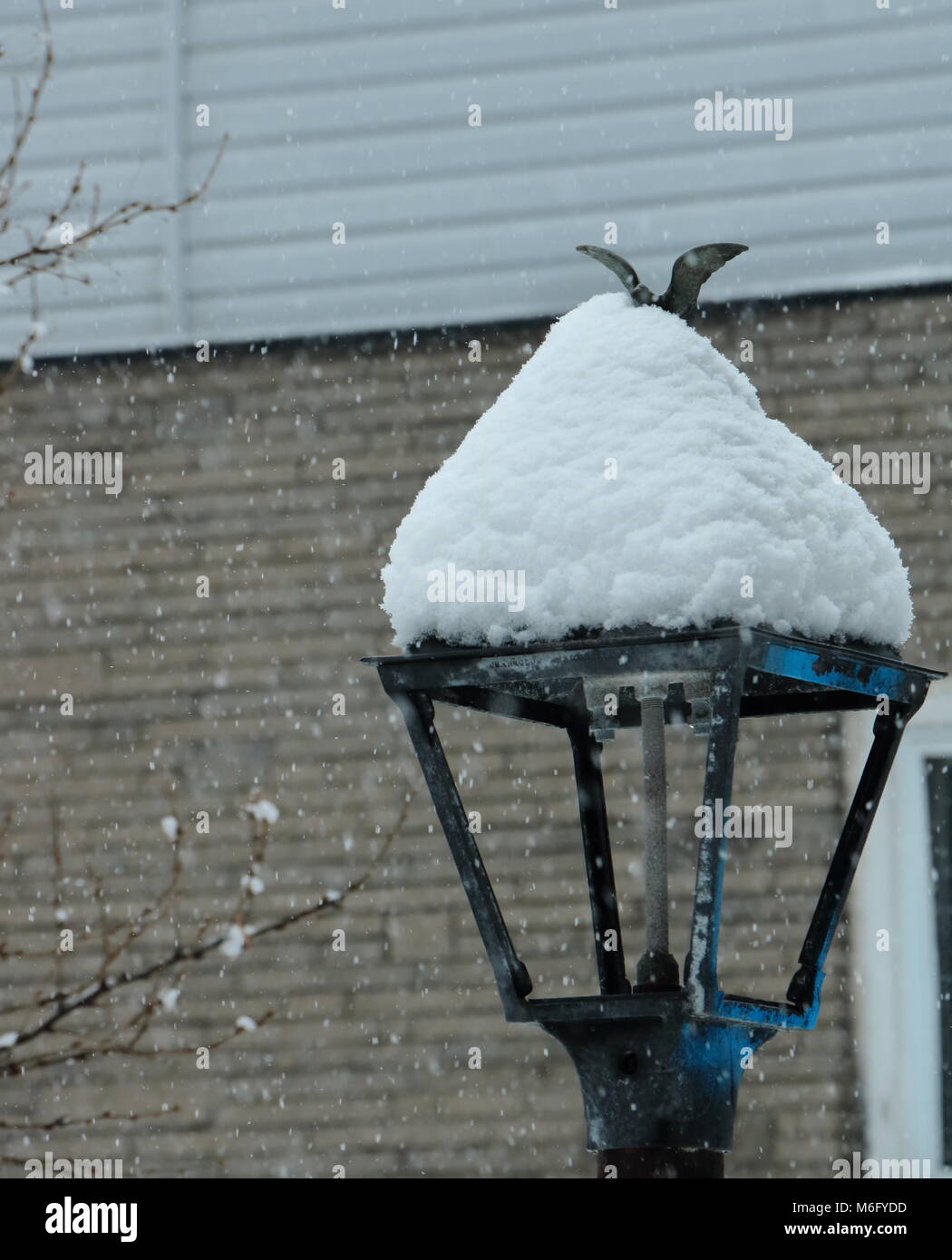 Destroyed streetlight hi-res stock photography and images - Alamy