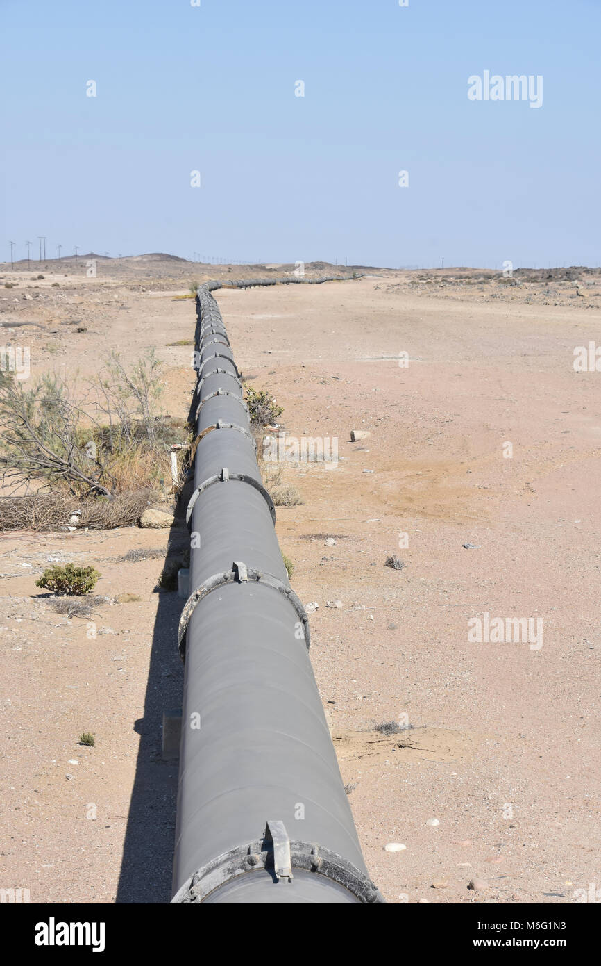 Pipeline in the desert hi-res stock photography and images - Alamy