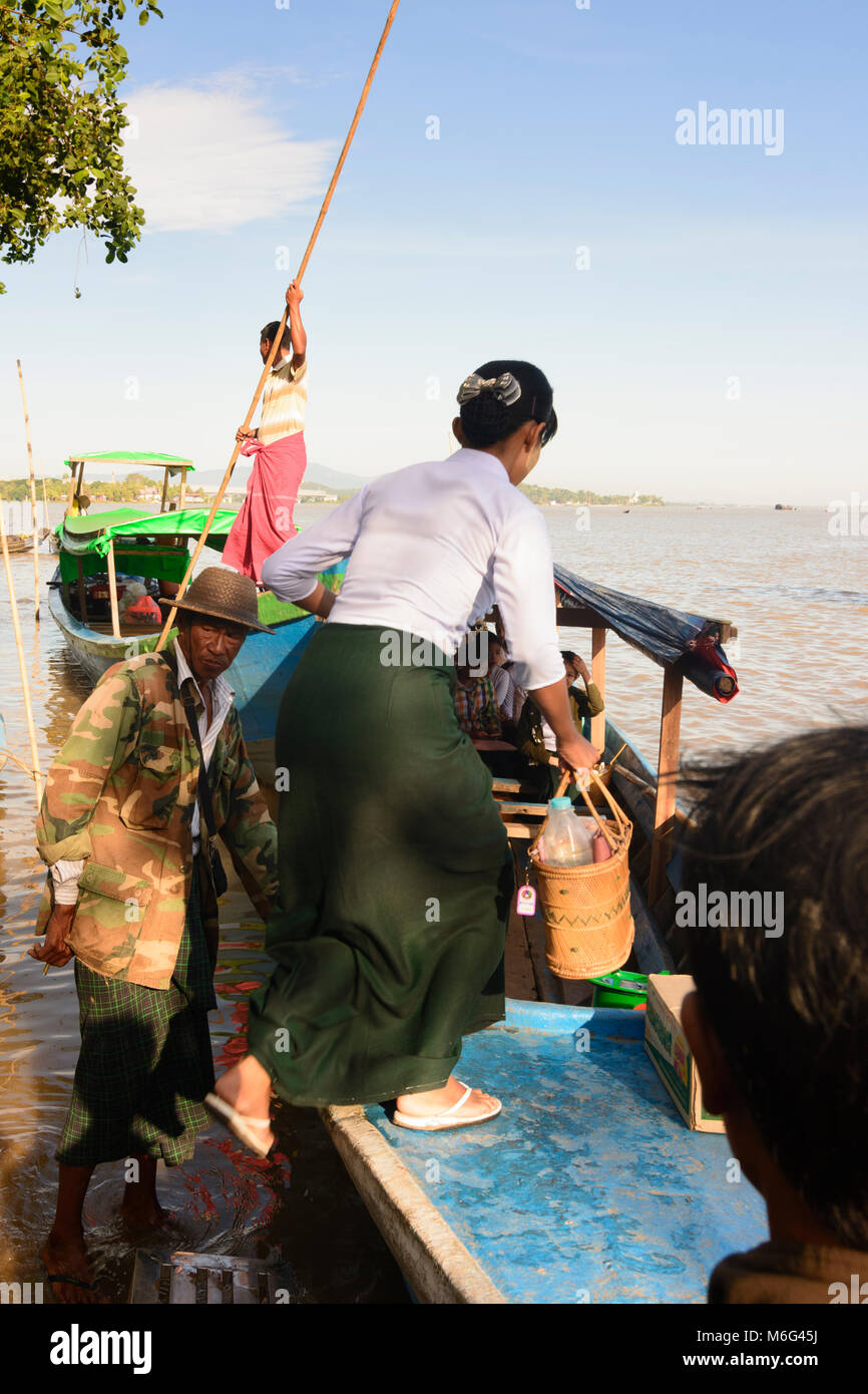 Mawlamyine (Mawlamyaing, Moulmein): people enter ferry boat, Thanlwin ...